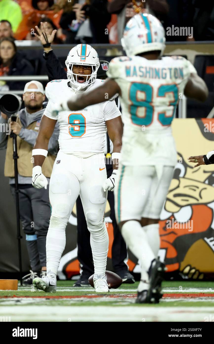 Miami Dolphins tight end Jonnu Smith (9) reacts after scoring a ...