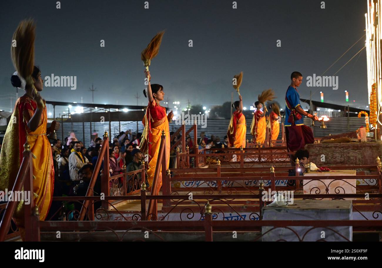 Prayagraj, Uttar Pradesh, India. 29th Dec, 2024. Women Batuk along with ...