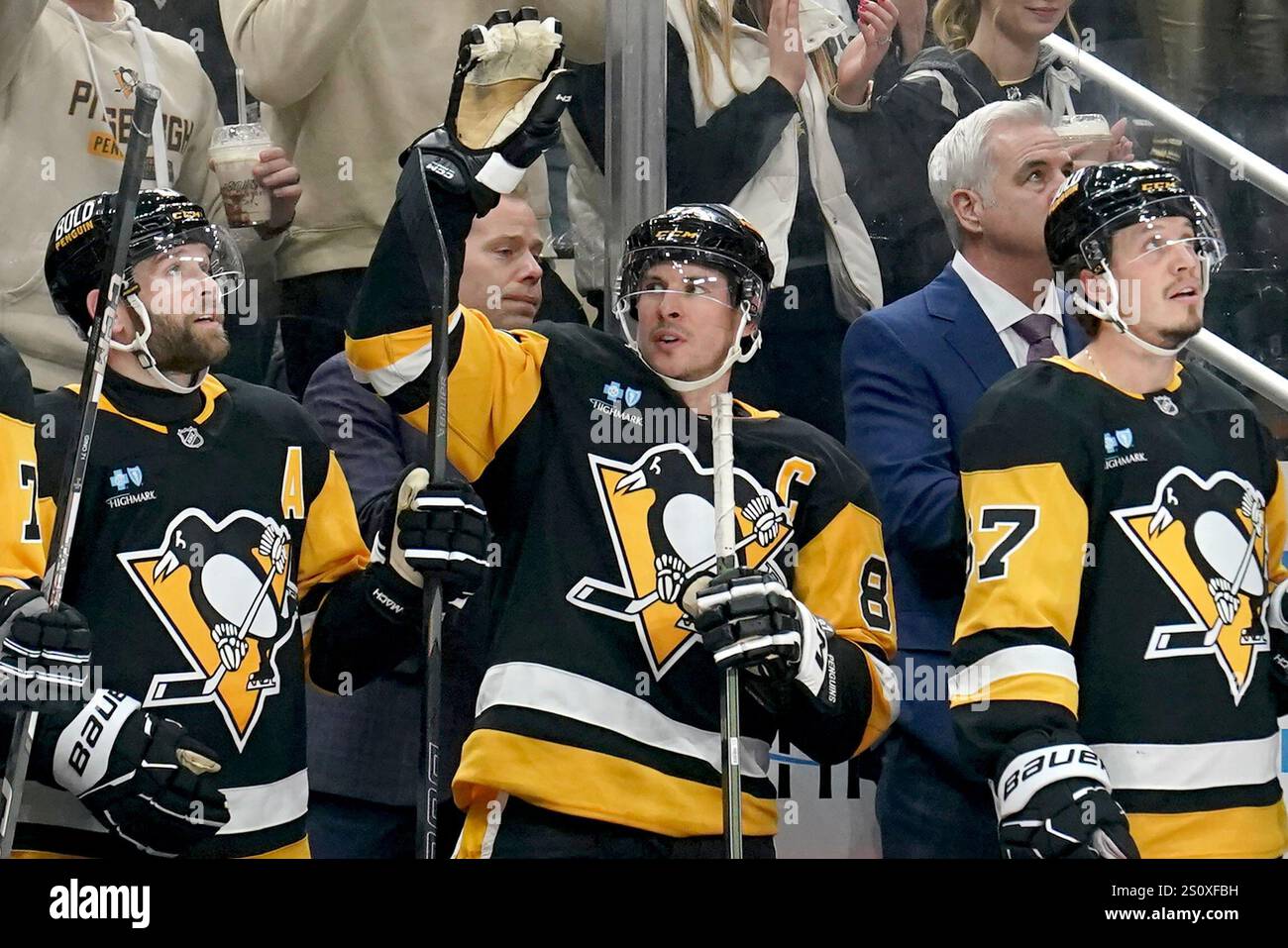 Pittsburgh Penguins' Sidney Crosby, center, acknowledges the crowd after surpassing Mario ...