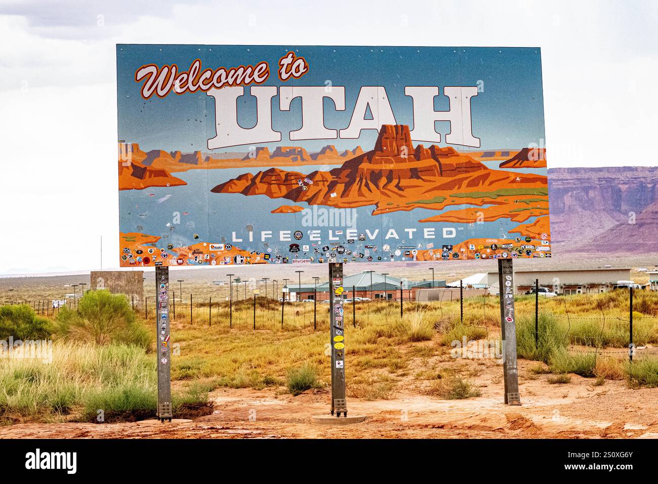 Welcome to Utah sign in Monument Valley, Valley of the rocks along the ...