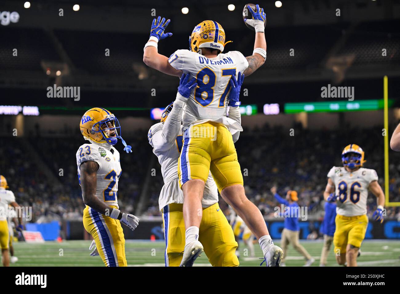 DETROIT, MI - DECEMBER 26: Pittsburgh Panthers TE Jake Overman (87 ...