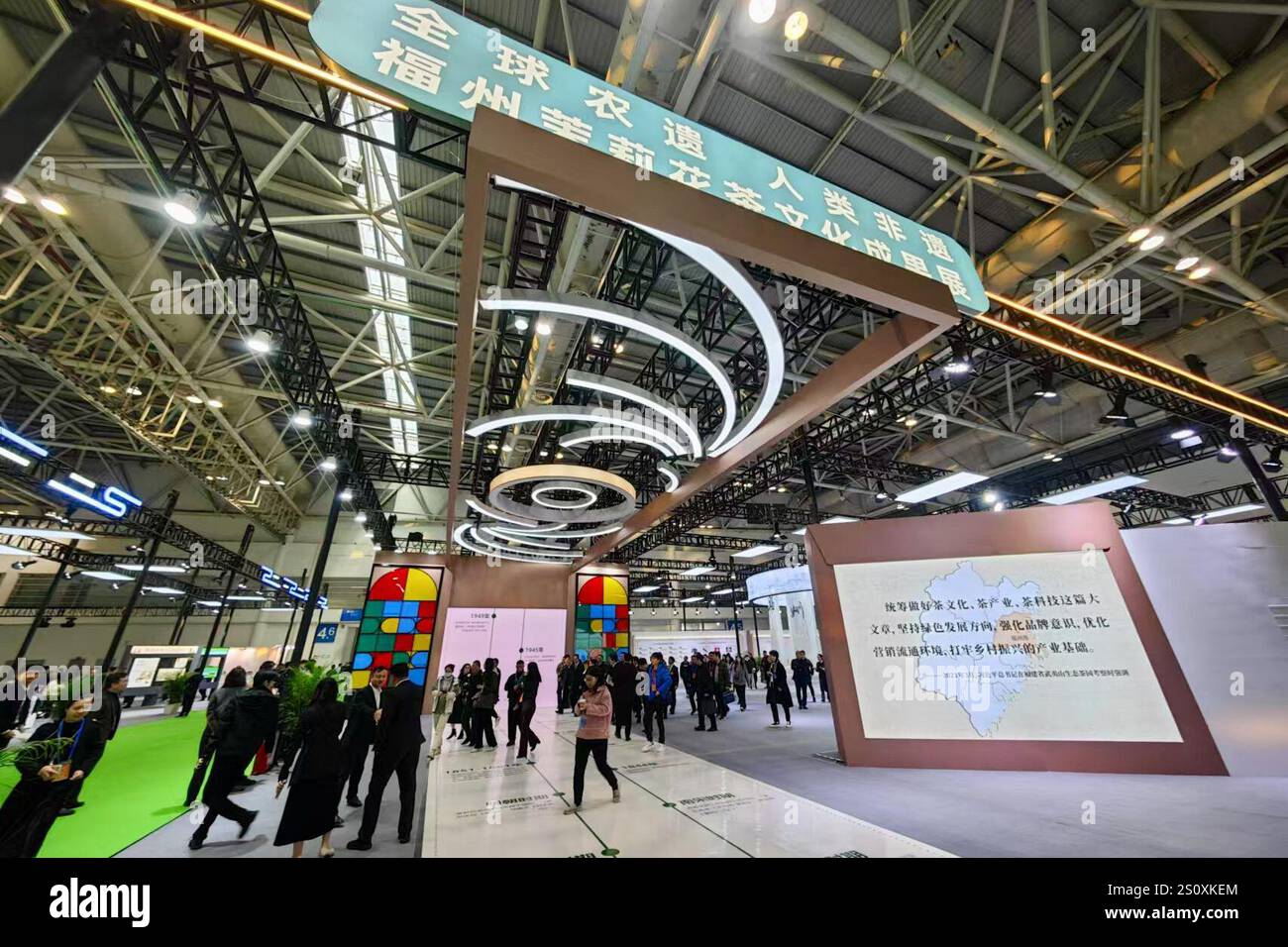 Citizens visit the Fuzhou jasmine tea cultural achievements exhibition ...