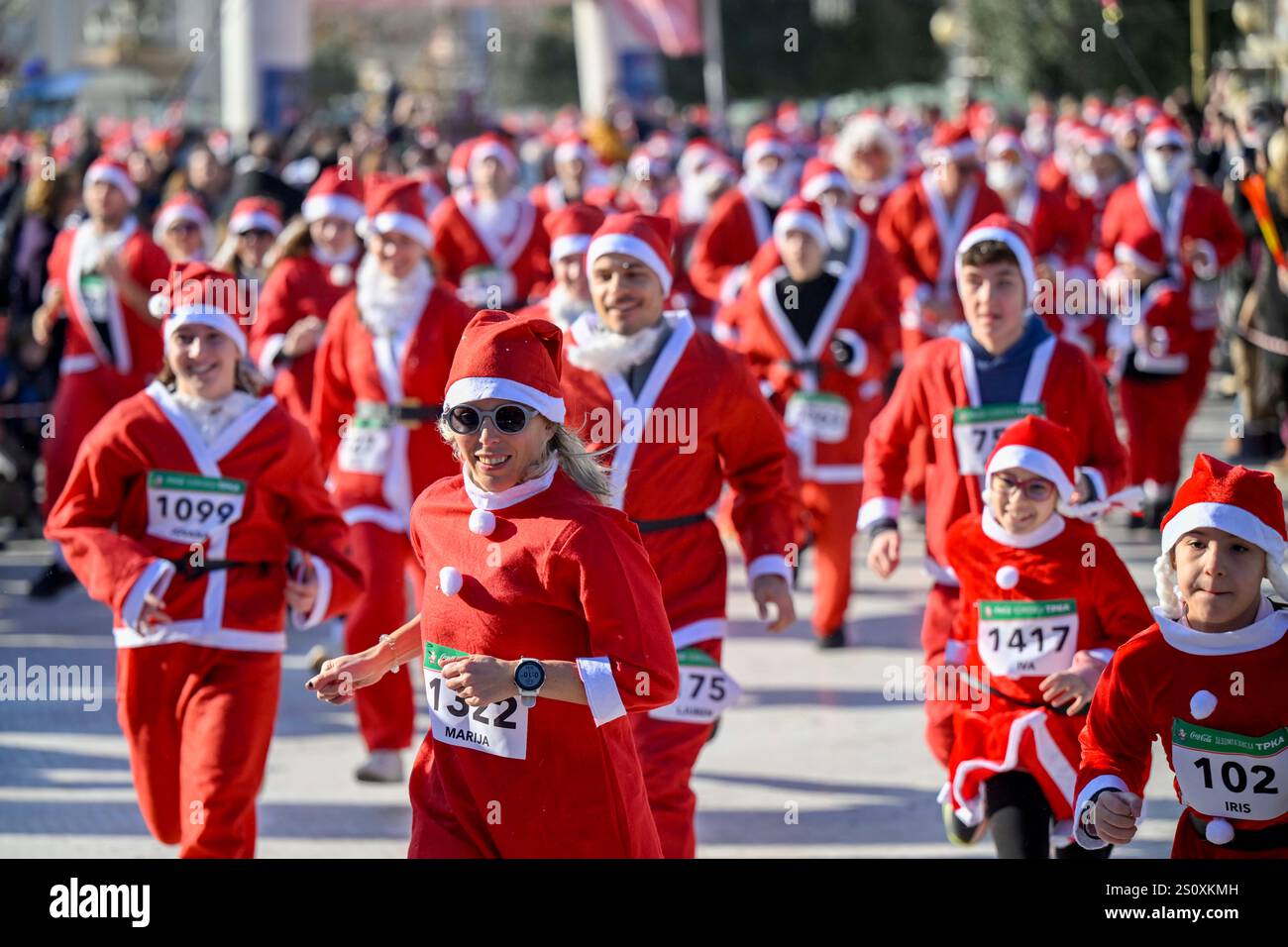 (241230) -- SKOPJE, Dec. 30, 2024 (Xinhua) -- People dressed as Santa ...
