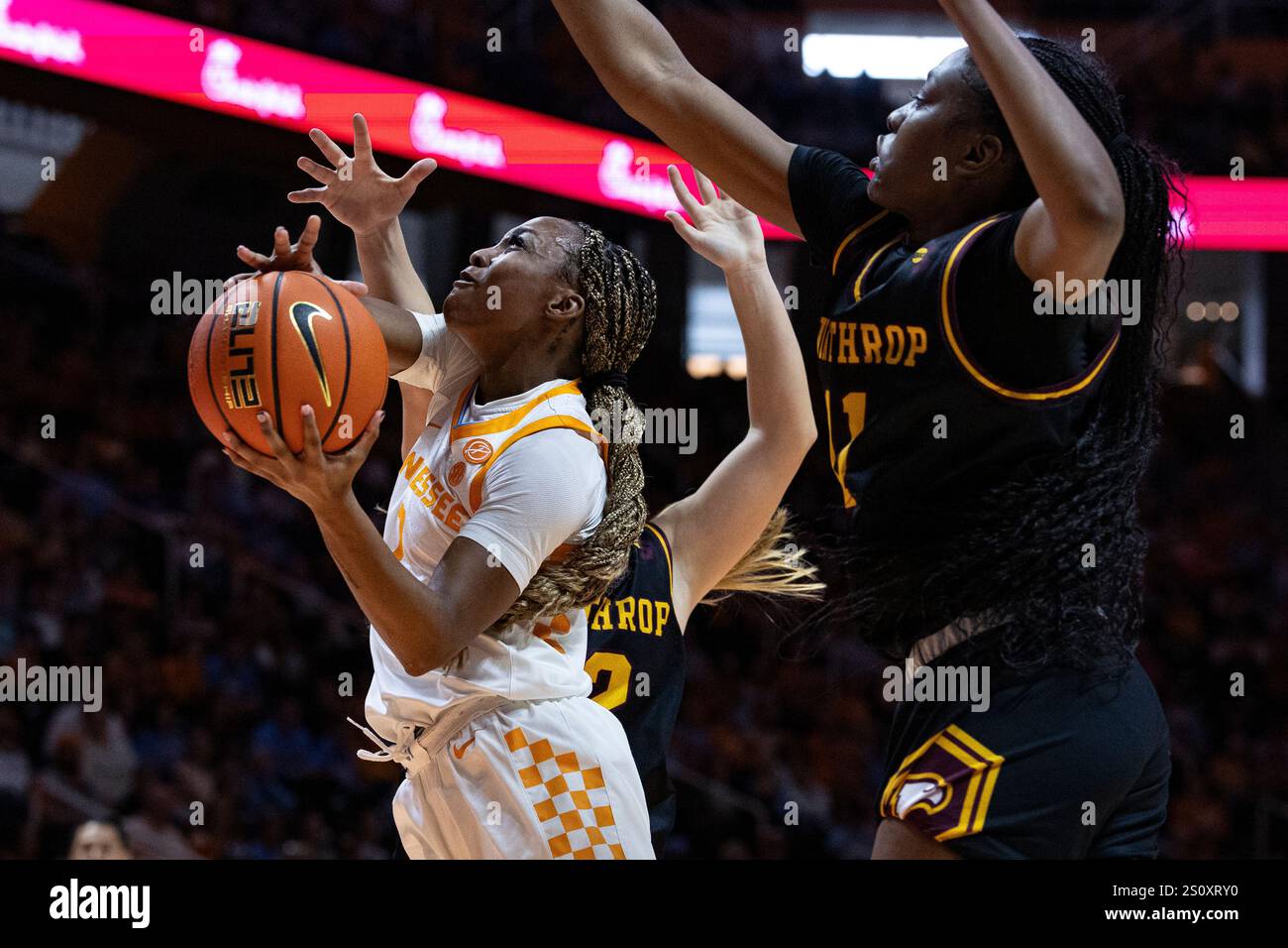 Tennessee guard Samara Spencer (7) shoots past Winthrop forward ...