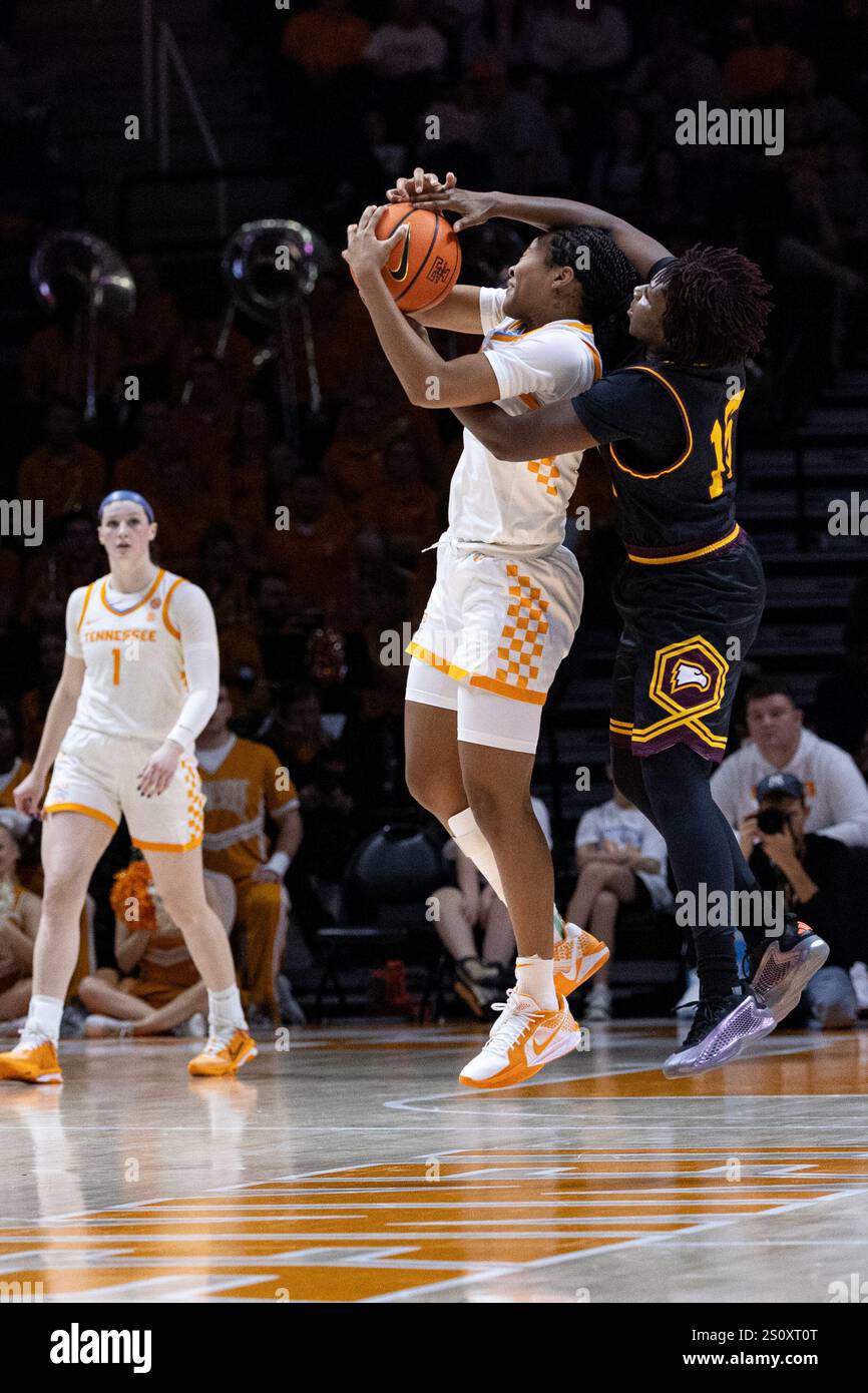 Tennessee guard Jewel Spear (0) battles for the ball with Winthrop ...