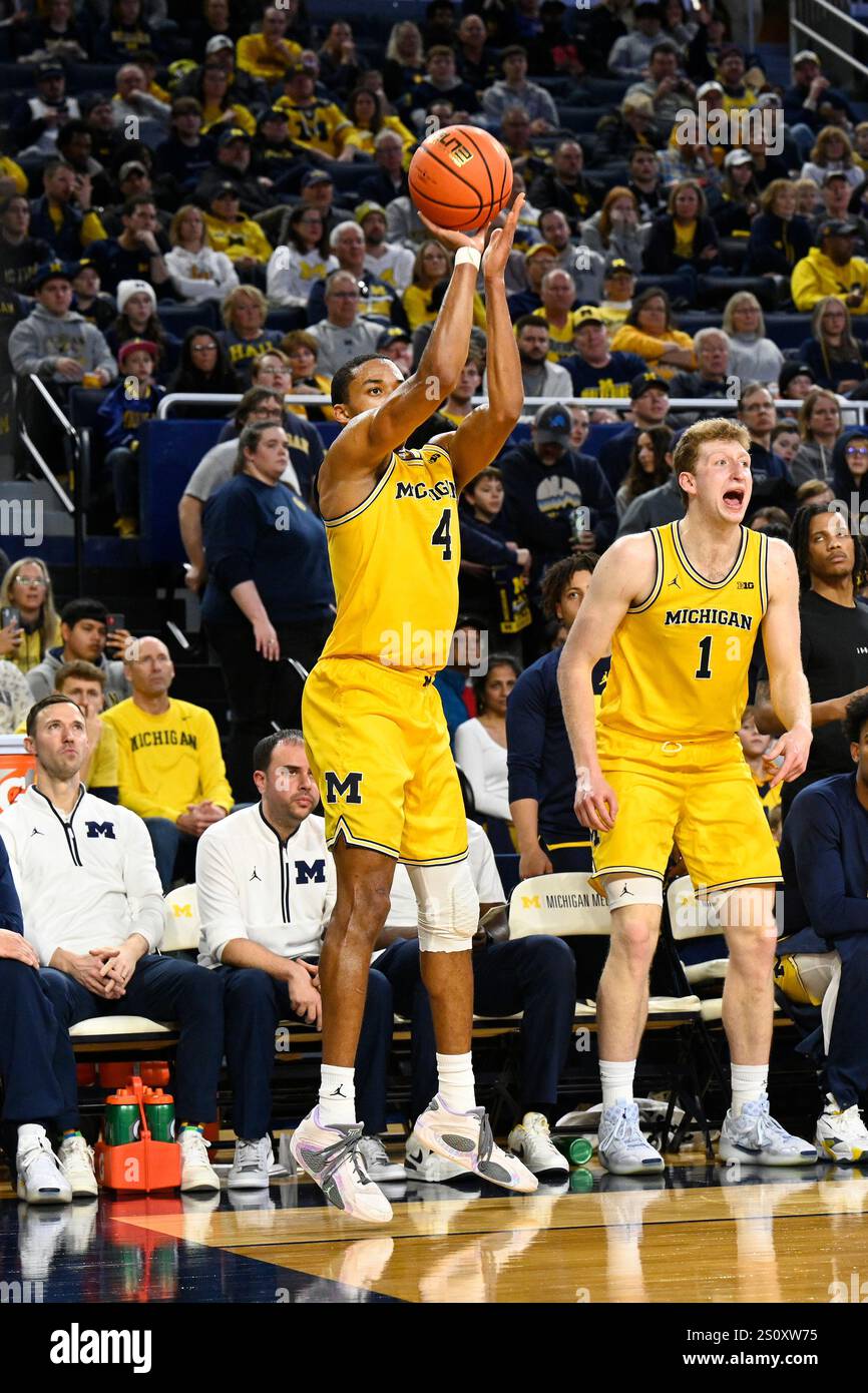 Michigan guard Nimari Burnett (4) shoots and makes a three-point shot ...