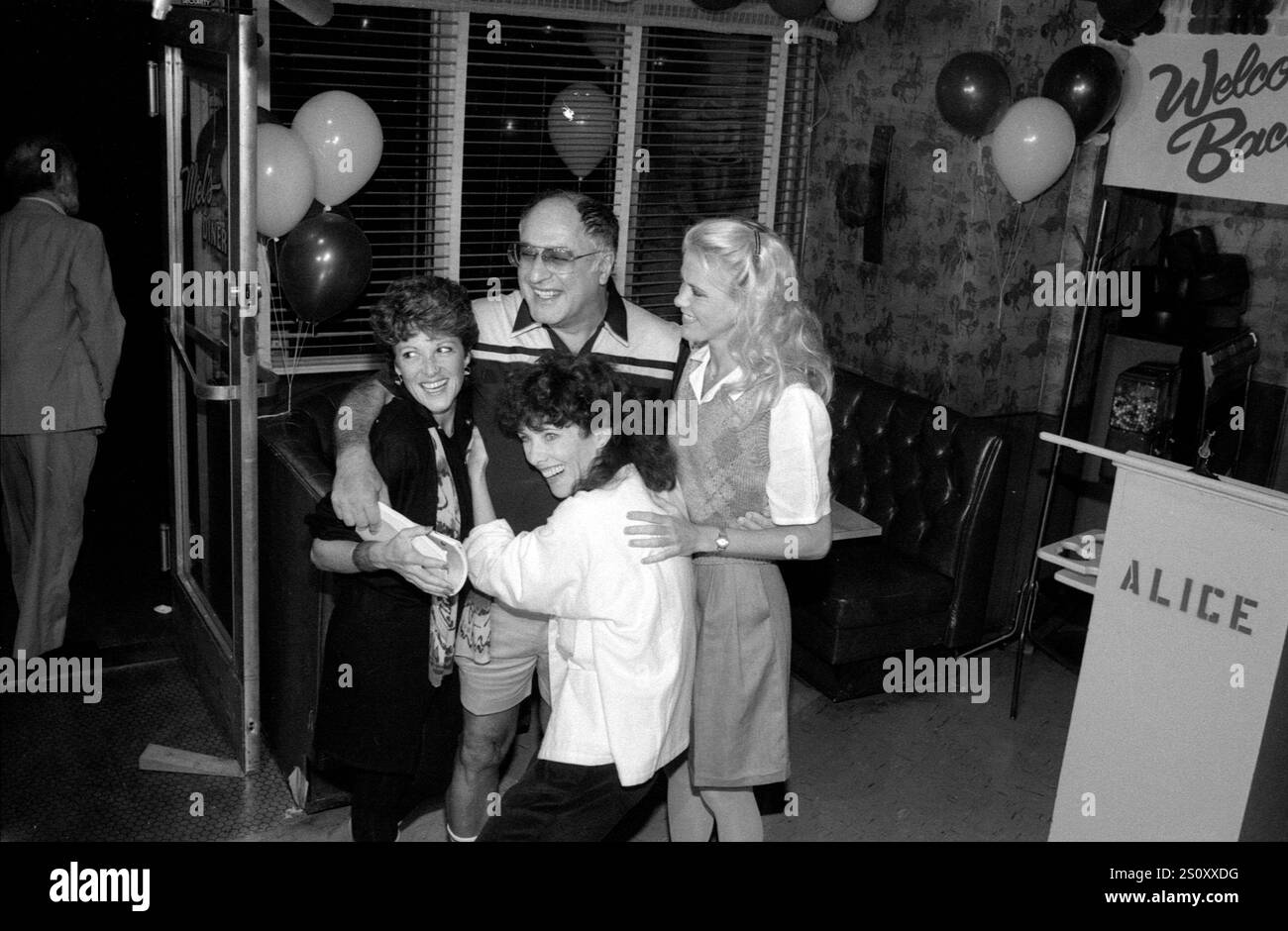 **FILE PHOTO** Linda Lavin Has Passed Away. Linda Lavin, Vic Tayback ...