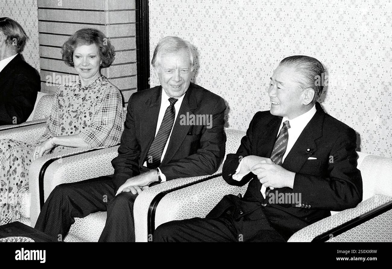 [FILE] Jimmy Carter, the former United States President (C), and ...