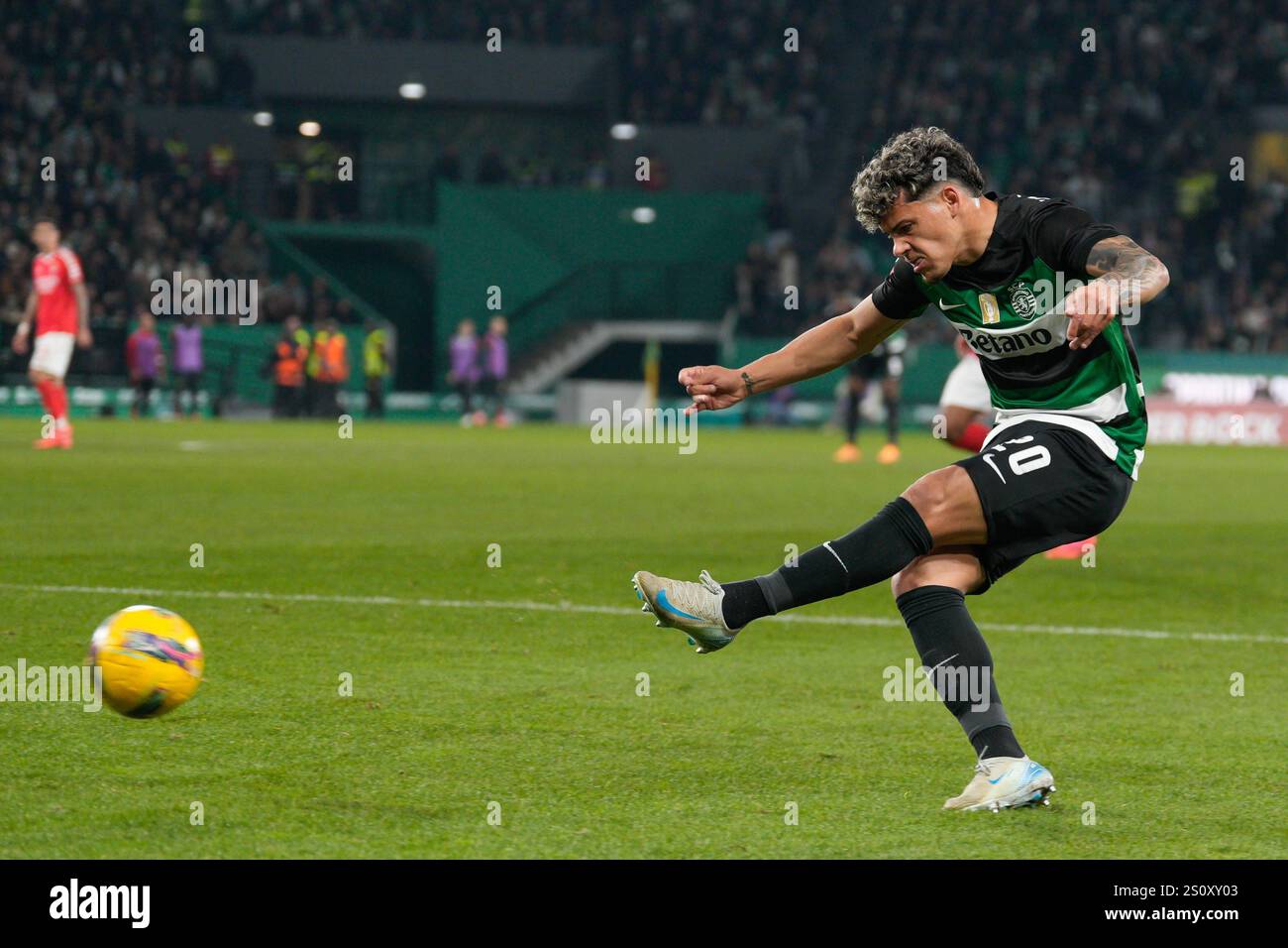 Lisbon, Portugal. 29th Dec, 2024. Maximiliano Araujo of Sporting CP in ...