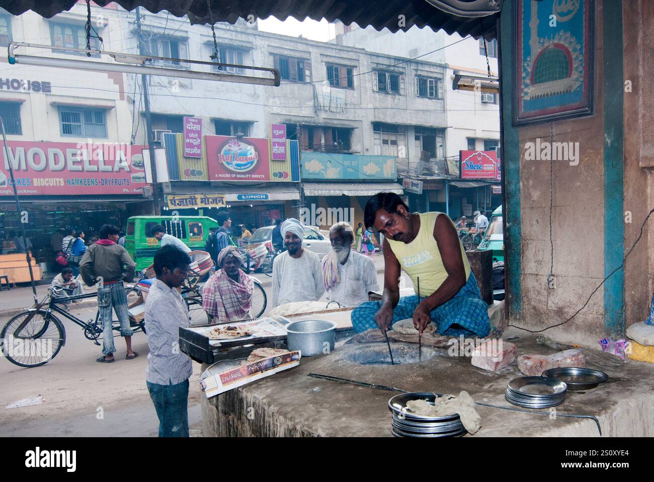 A small Roti and Nan bread bakery in Lucknow, India Stock Photo - Alamy