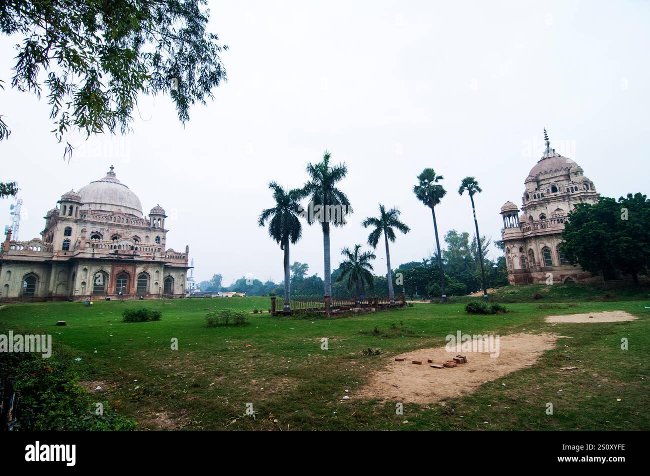 Tomb of Saadat Ali Khan II next to his wife Begum Khurshid Zadi, in ...