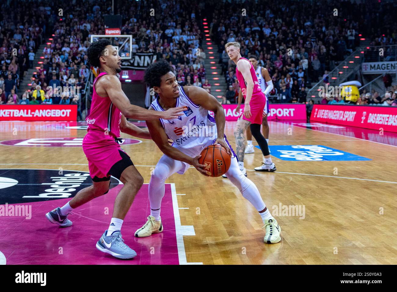 Tra Holder (BG Goettingen, #07) vs Darius McGhee (Telekom Baskets Bonn ...