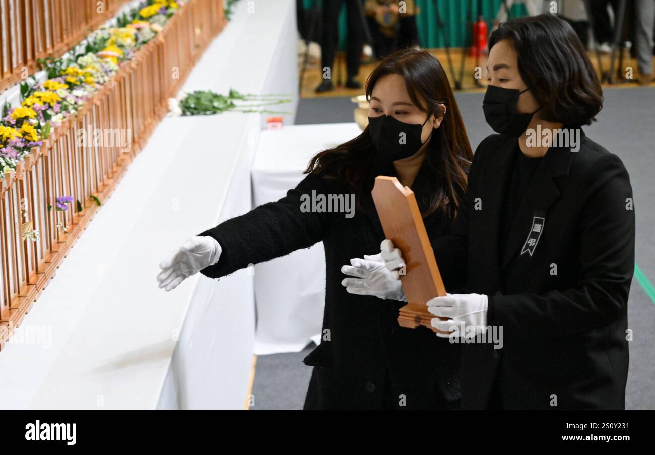 Plane fire in Maun, South Korea Bereaved family members pay tribute at ...
