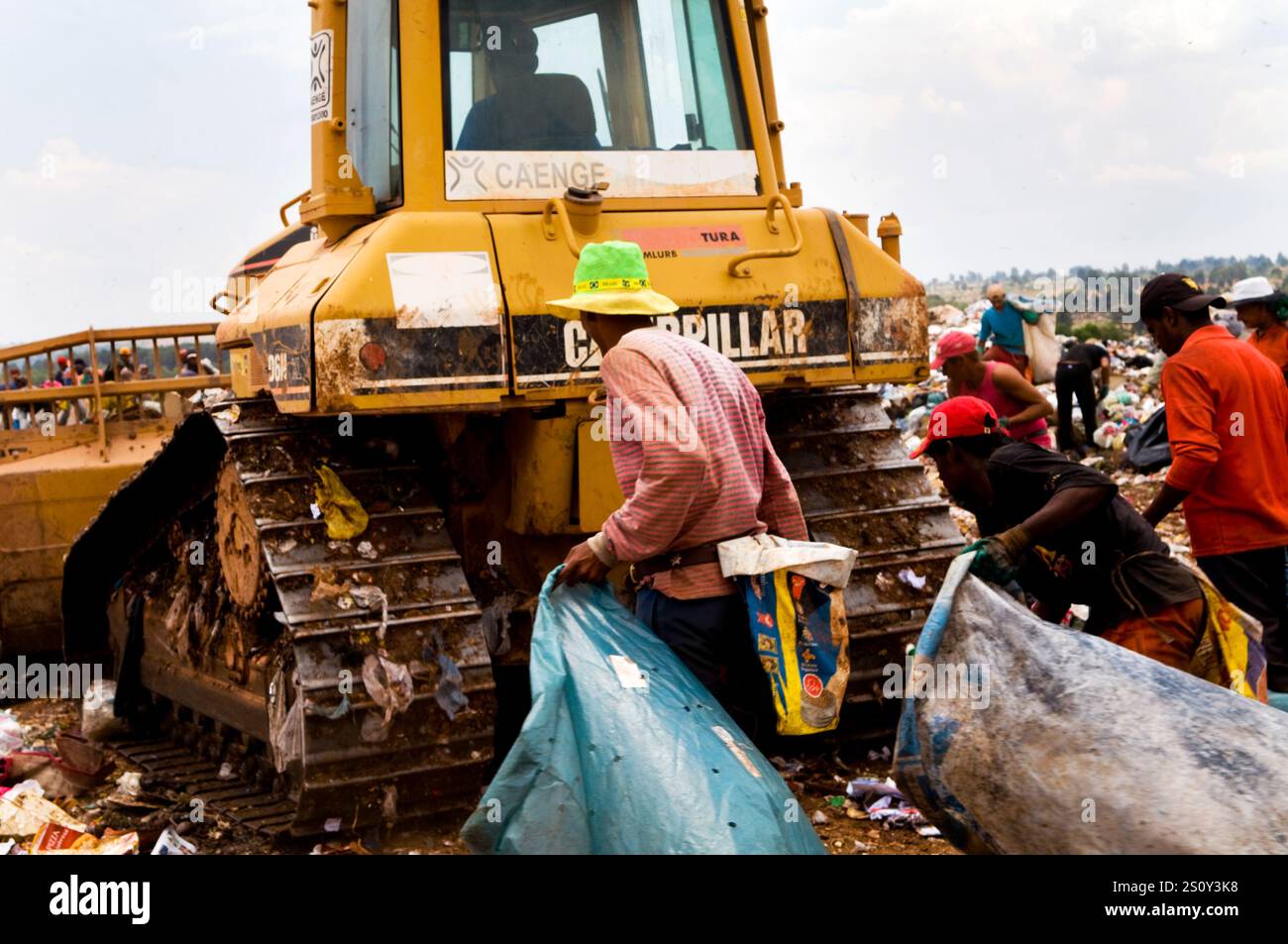workers in the big garbage dump near Brasilia, Brazil Stock Photo - Alamy