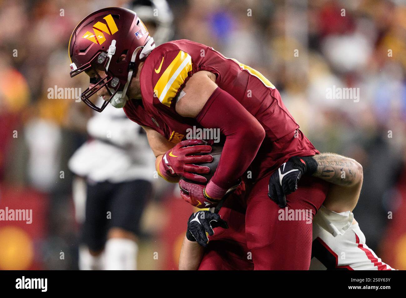 Landover, MD, USA. 29th Dec, 2024. Washington Commanders tight end Zach ...