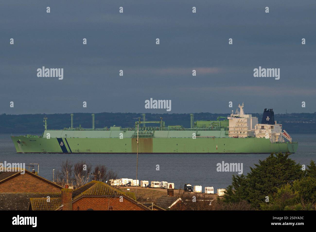 Lng offloading hi-res stock photography and images - Alamy
