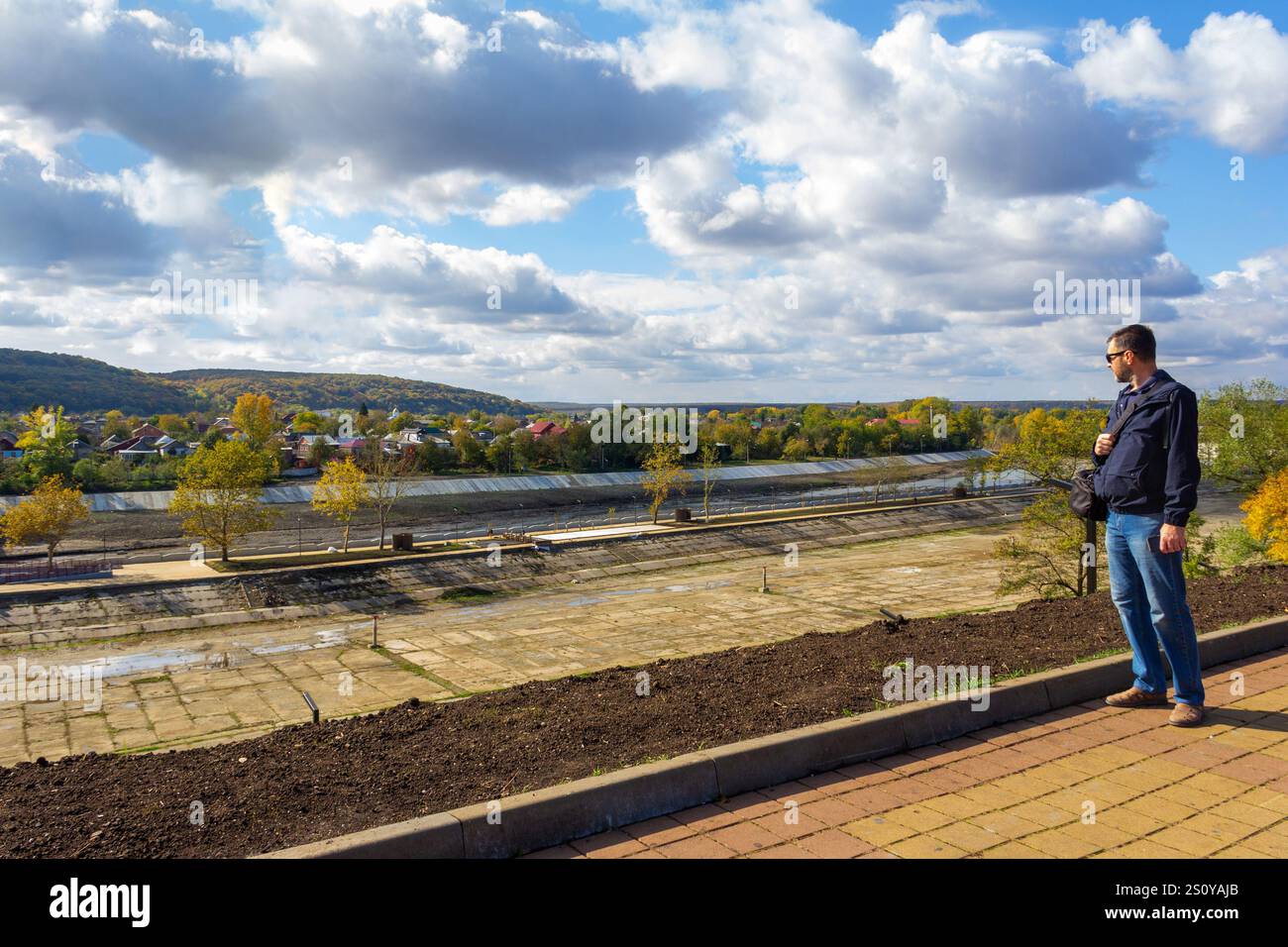 Man looks over embankment hi-res stock photography and images - Alamy