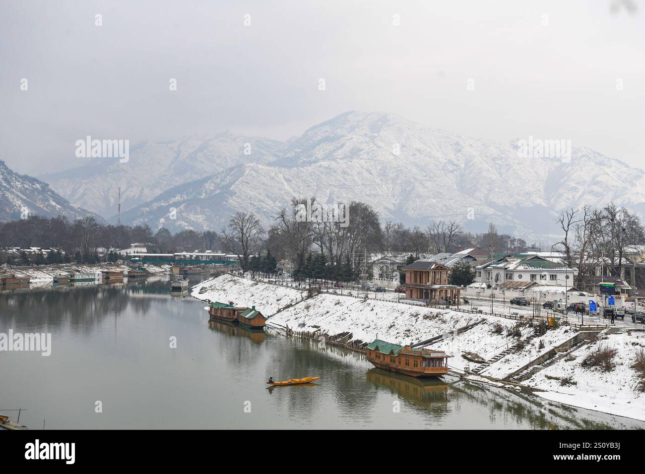 Srinagar, Jammu And Kashmir, India. 30th Dec, 2024. A boatman ferries a ...