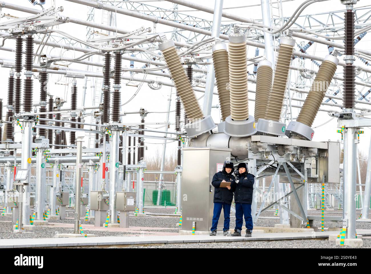 Operation and maintenance personnel inspect equipment at Pingchuan 500 ...