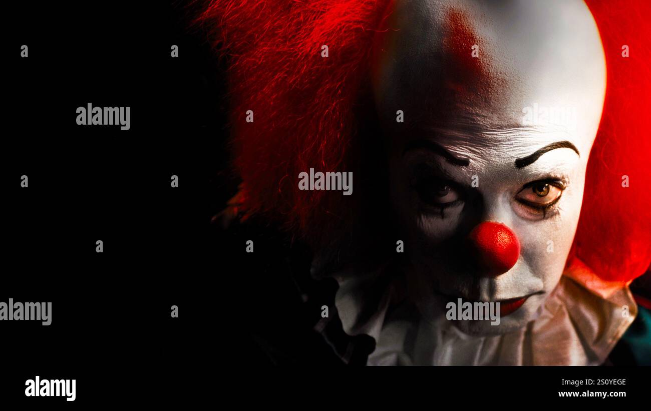 TIM CURRY in IT (1990), directed by TOMMY LEE WALLACE. Credit: WARNER ...