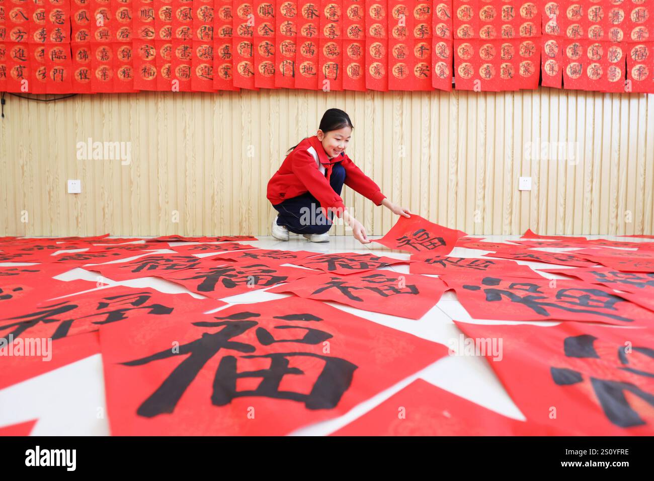 Students write Spring Festival couplets and character fu to welcome the ...