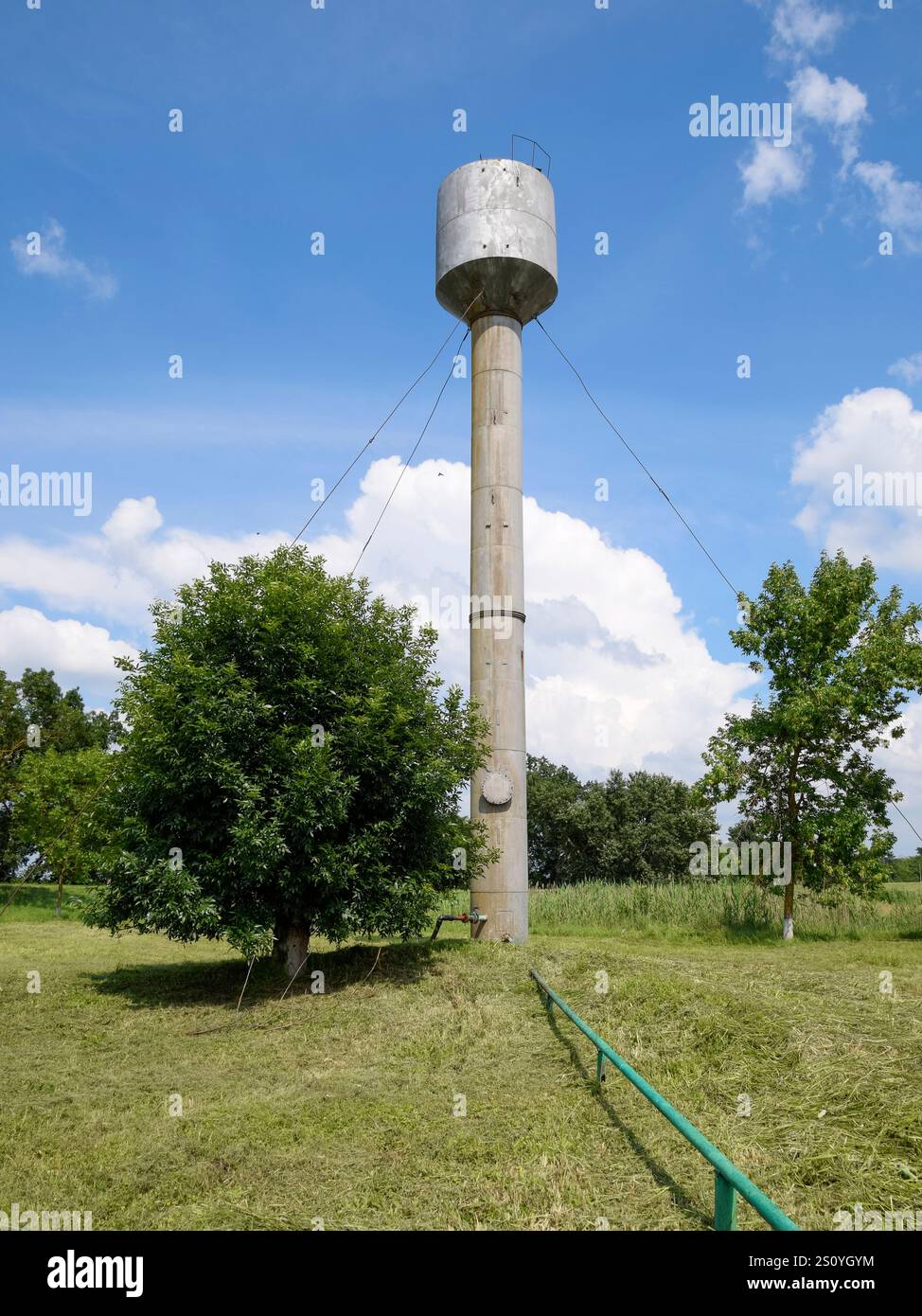 Metal water tower hi-res stock photography and images - Alamy