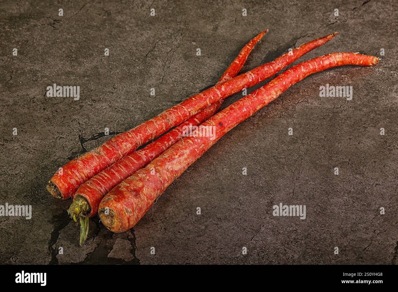 Raw ripe Indian red carrot root Stock Photo - Alamy