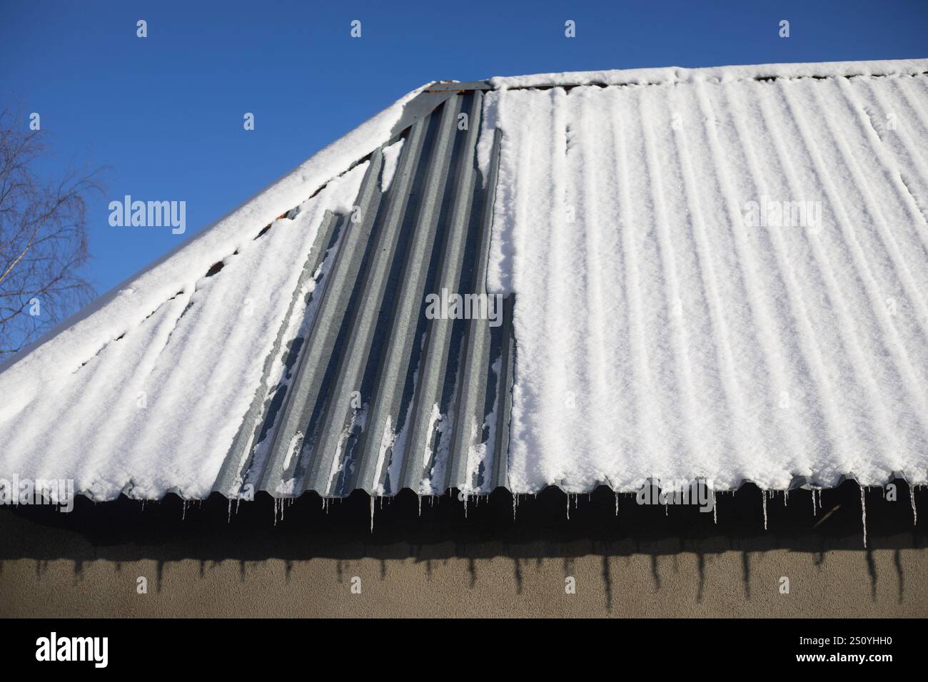 Steel roof warehouse hi-res stock photography and images - Alamy