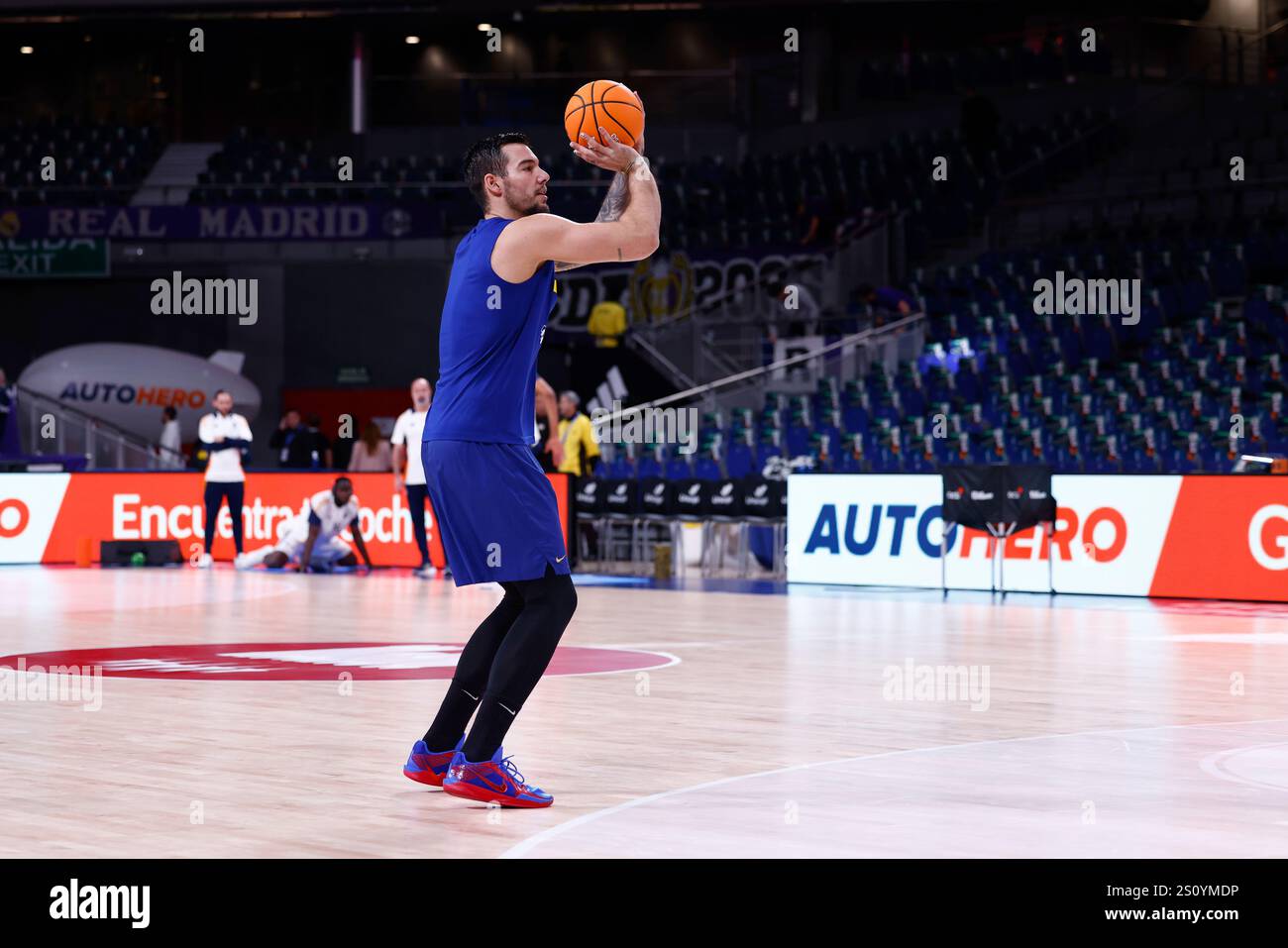 Guillermo Gustavo Willy Hernangomez Geuer of FC Barcelona warms up ...