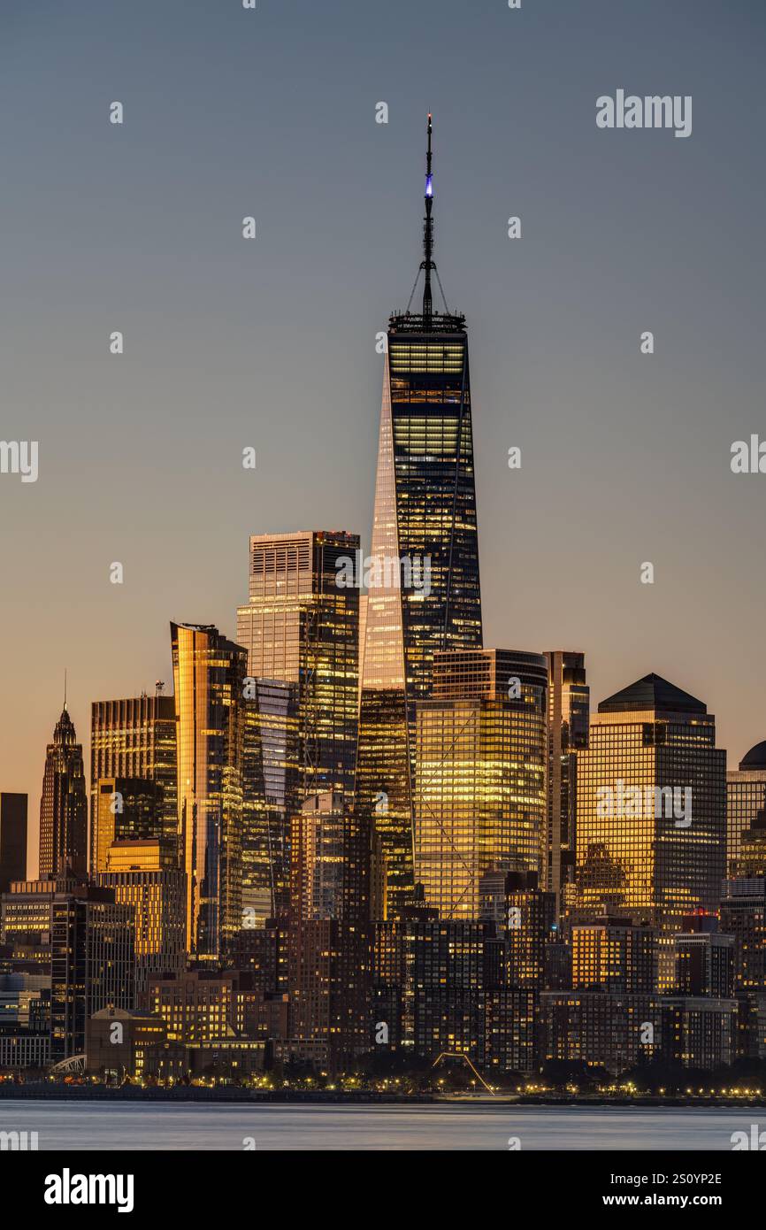 The skyline of downtown Manhattan with the famous World Trade Center in ...