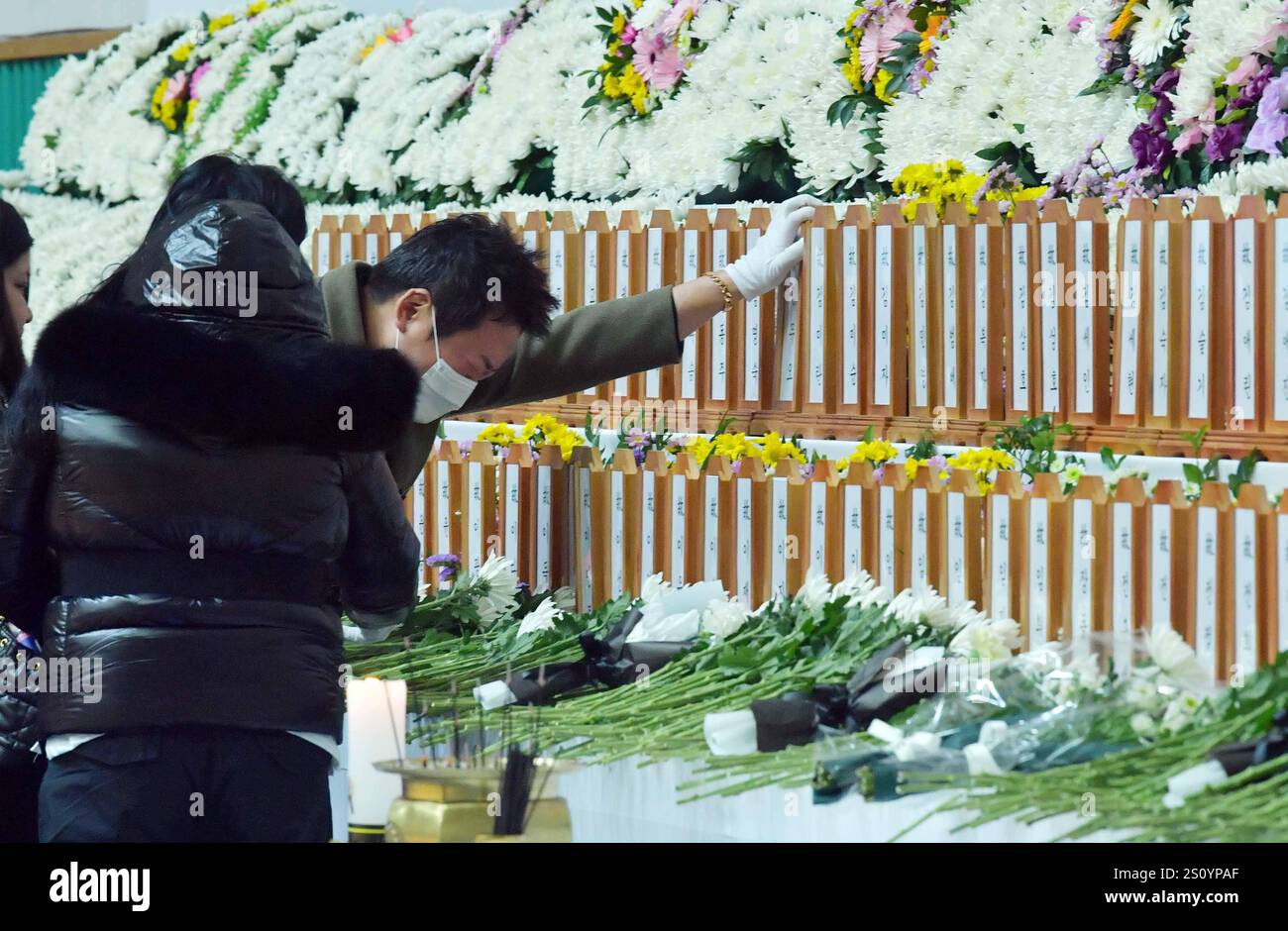 Plane fire in Muan, South Korea Bereaved family members pay tribute at ...