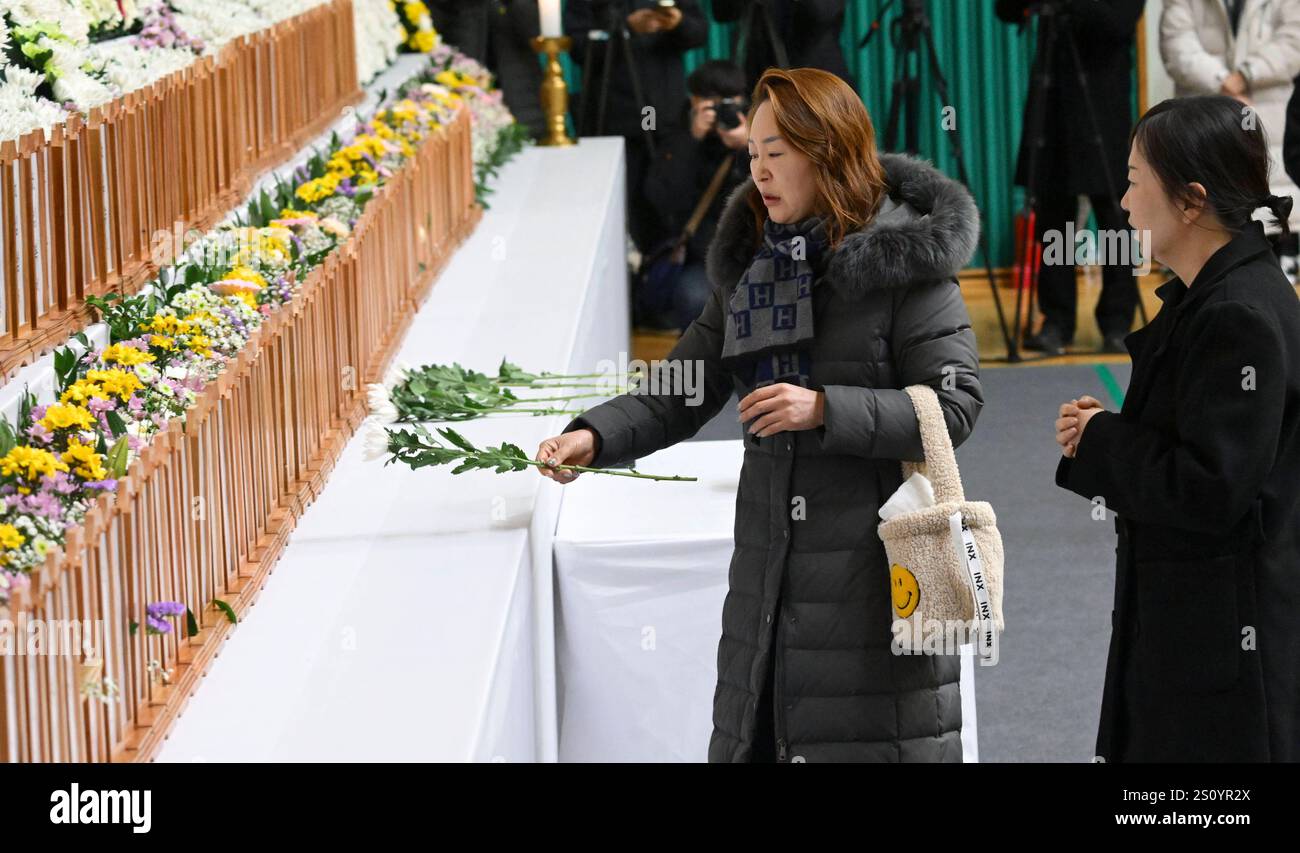 Plane fire in Muan, South Korea Bereaved family members pay tribute at ...