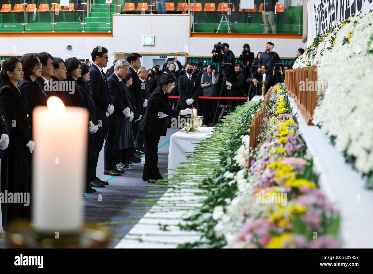 Plane fire in Muan, South Korea Bereaved family members pay tribute at ...