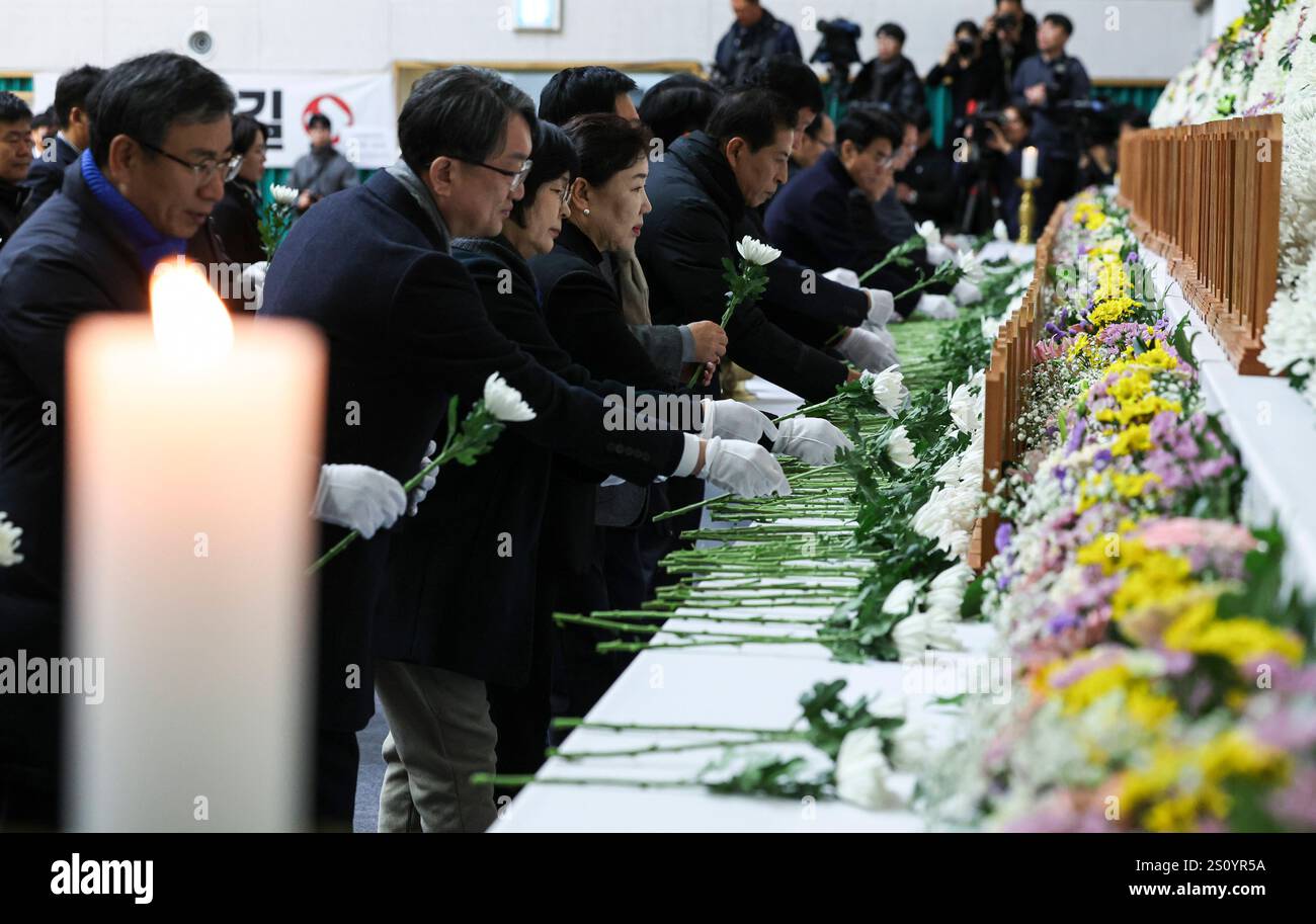 Plane fire in Muan, South Korea Bereaved family members pay tribute at ...