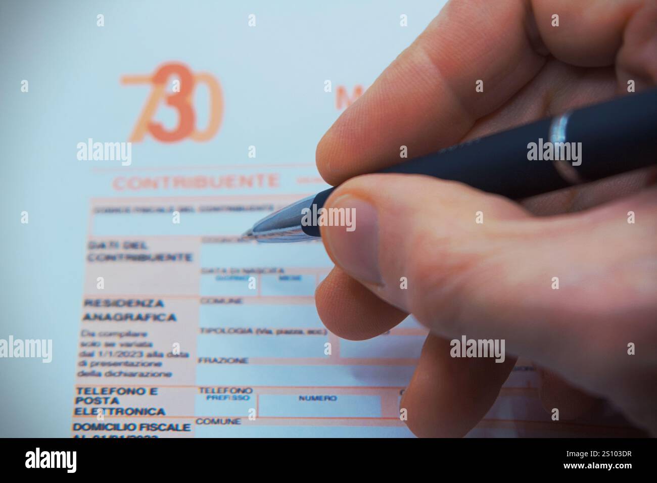 Male hand filling out "Modello 730" tax declaration income form - Italy ...