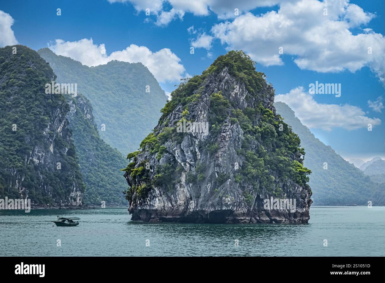 Beautiful landscape Lan Ha bay view from the Cat Ba Island. Lan Ha bay ...