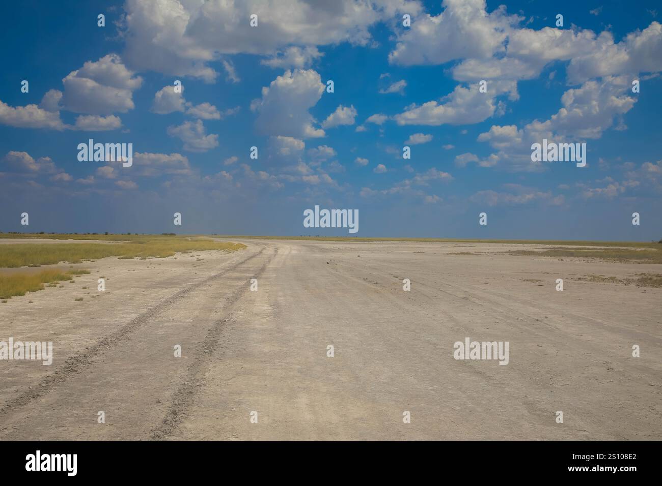 Endless and sandy country road in Namibia's beautiful desert landscape ...