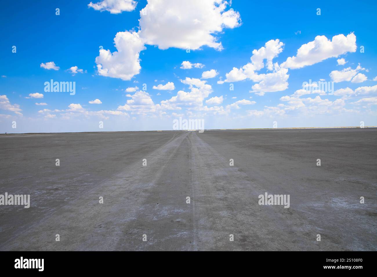 Endless and sandy country road in Namibia's beautiful desert landscape ...