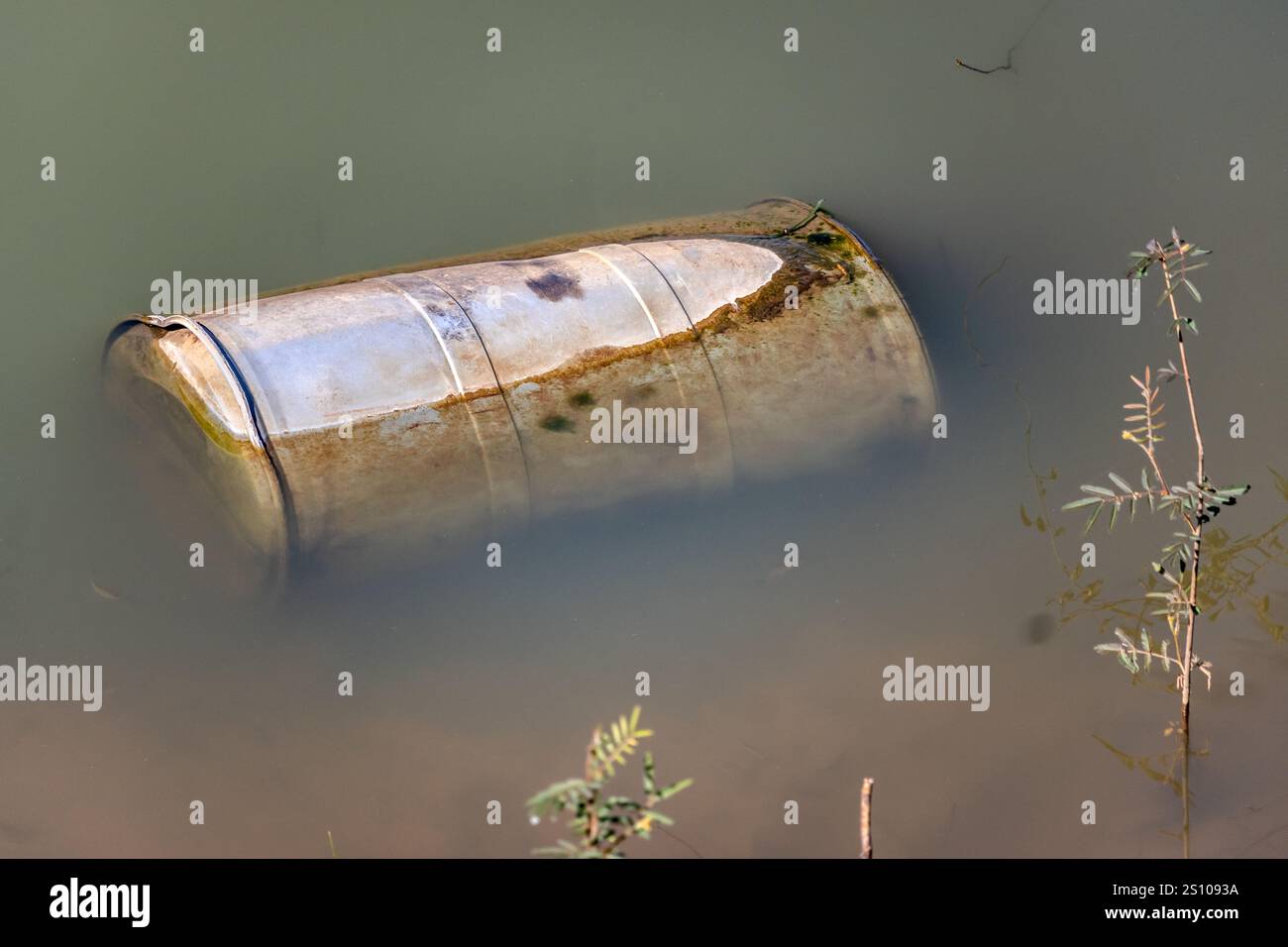 Underwater barrel iron hi-res stock photography and images - Alamy