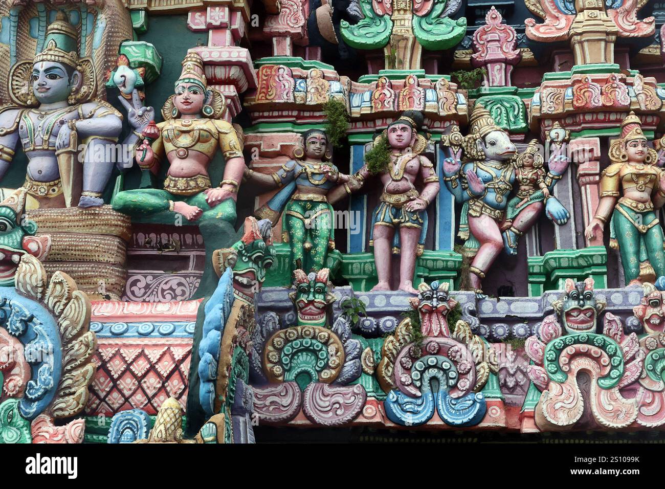 Gods and deities on the gopuram of the Sri Sarangapani in Kumbakonam ...