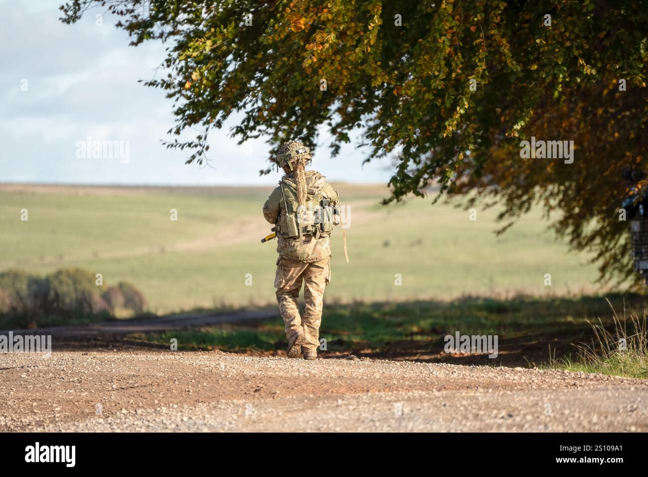 Female british soldiers gun hi-res stock photography and images - Alamy