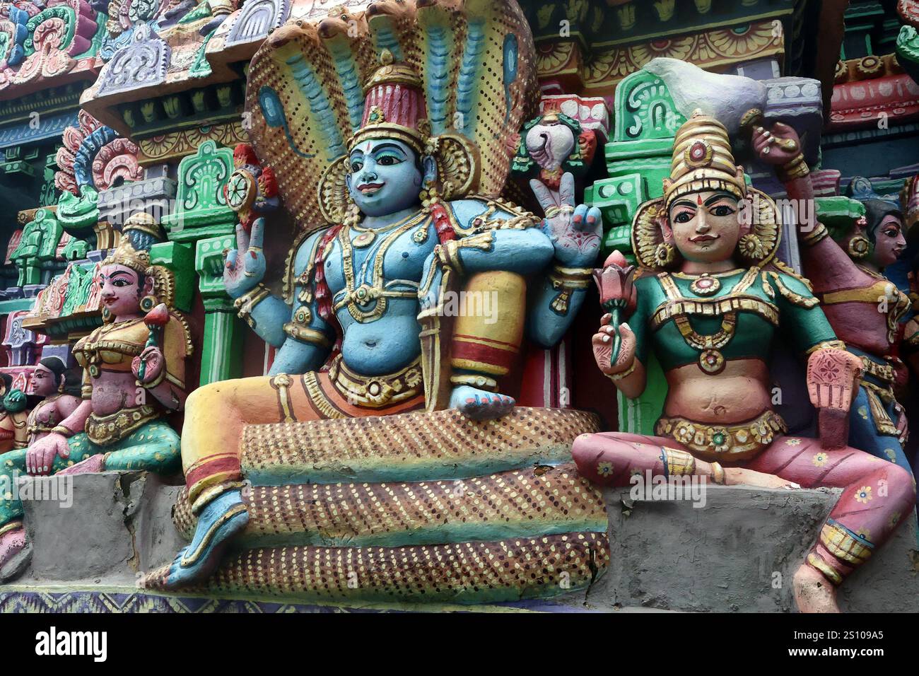 Gods and deities on the gopuram of the Sri Sarangapani in Kumbakonam ...