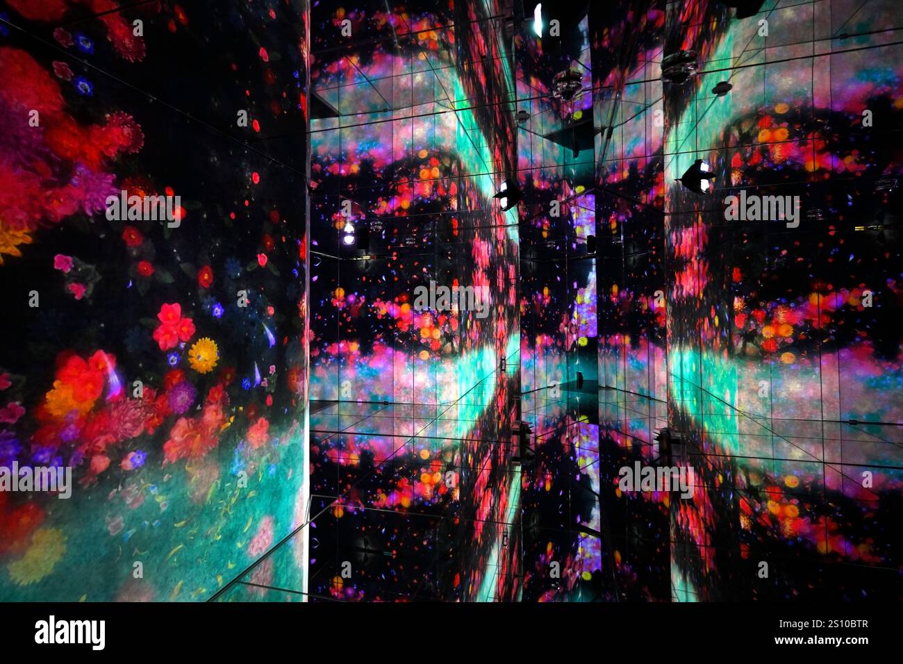 TeamLab Planets Tokyo Japan Stock Photo - Alamy