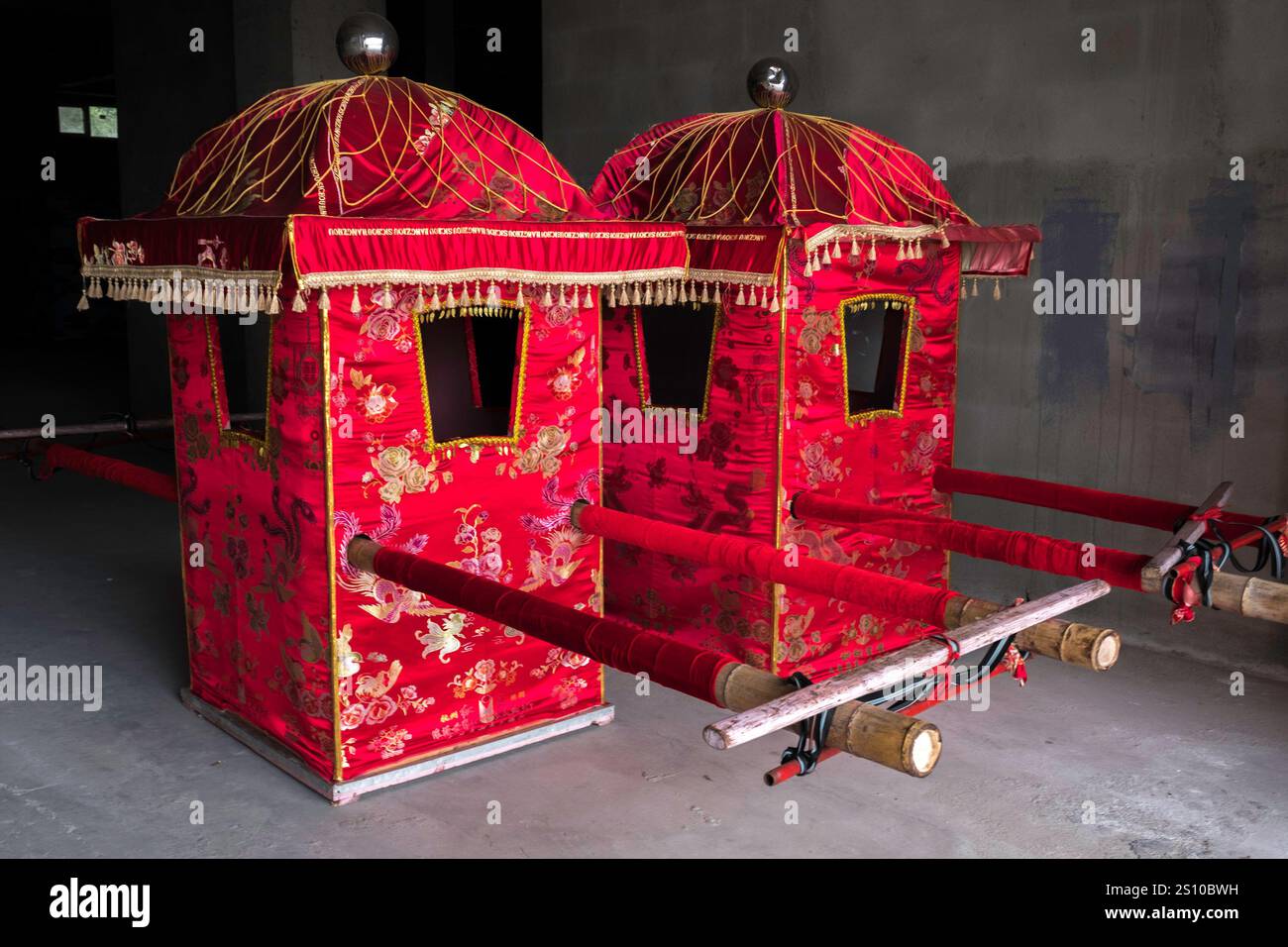China, Yantai, 2017-05-29, street, sedan chair, palanquin, traditional ...
