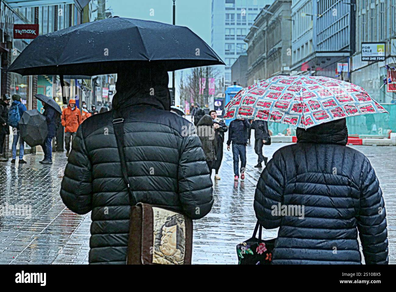 Glasgow, Scotland, UK. 30th December, 2024. UK Weather: Wet , windy and ...