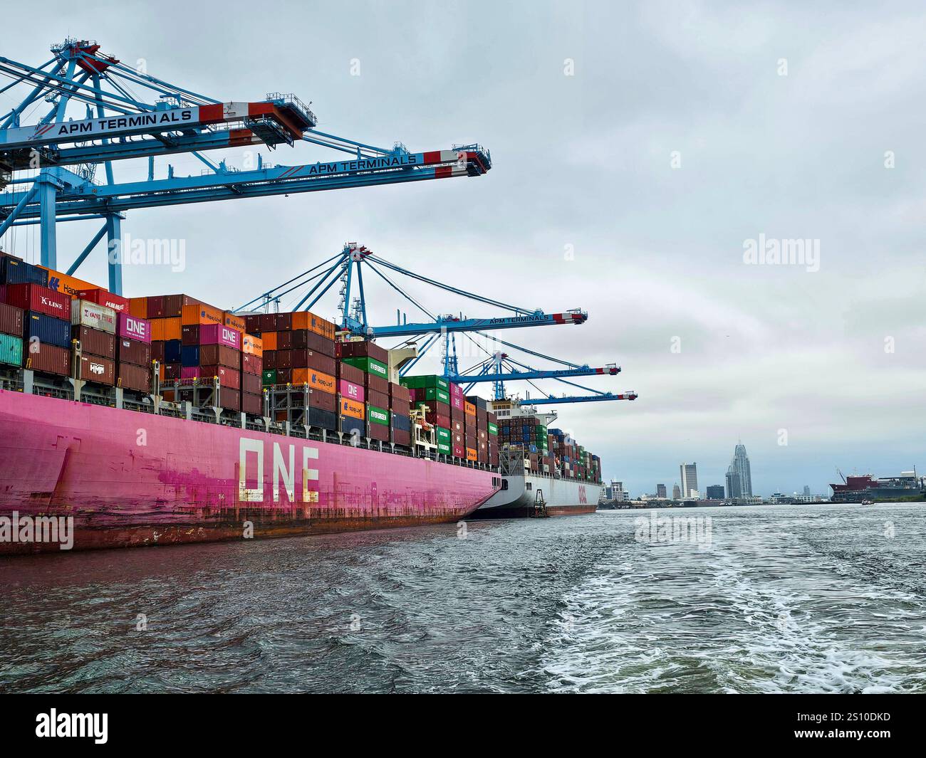 Cargo port ships cranes smartphone stock photos and images - Alamy