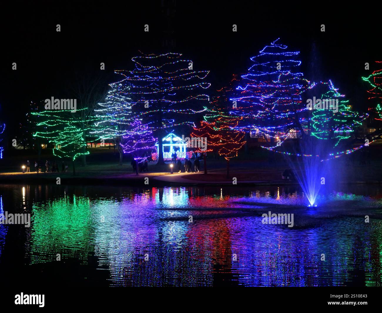 Lenexa, Kansas - December 29, 2024: Annual Christmas Lights Walk Around Sar Ko Par Park in ...