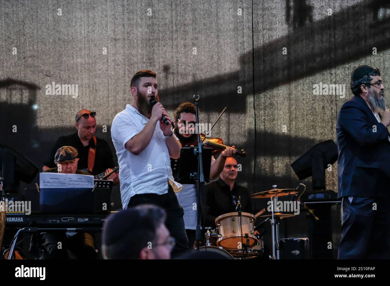 Melbourne, Australia. 29th Dec, 2024. Live jewish band is seen ...