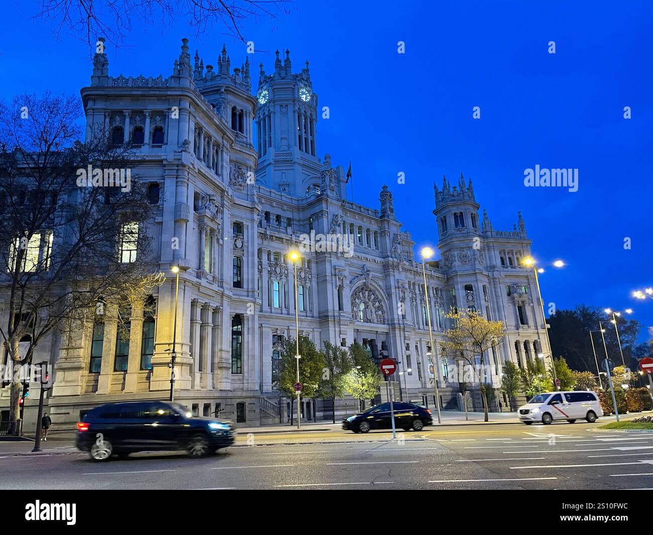 City hall, night view. Alcala street, Madrid, Spain Stock Photo - Alamy