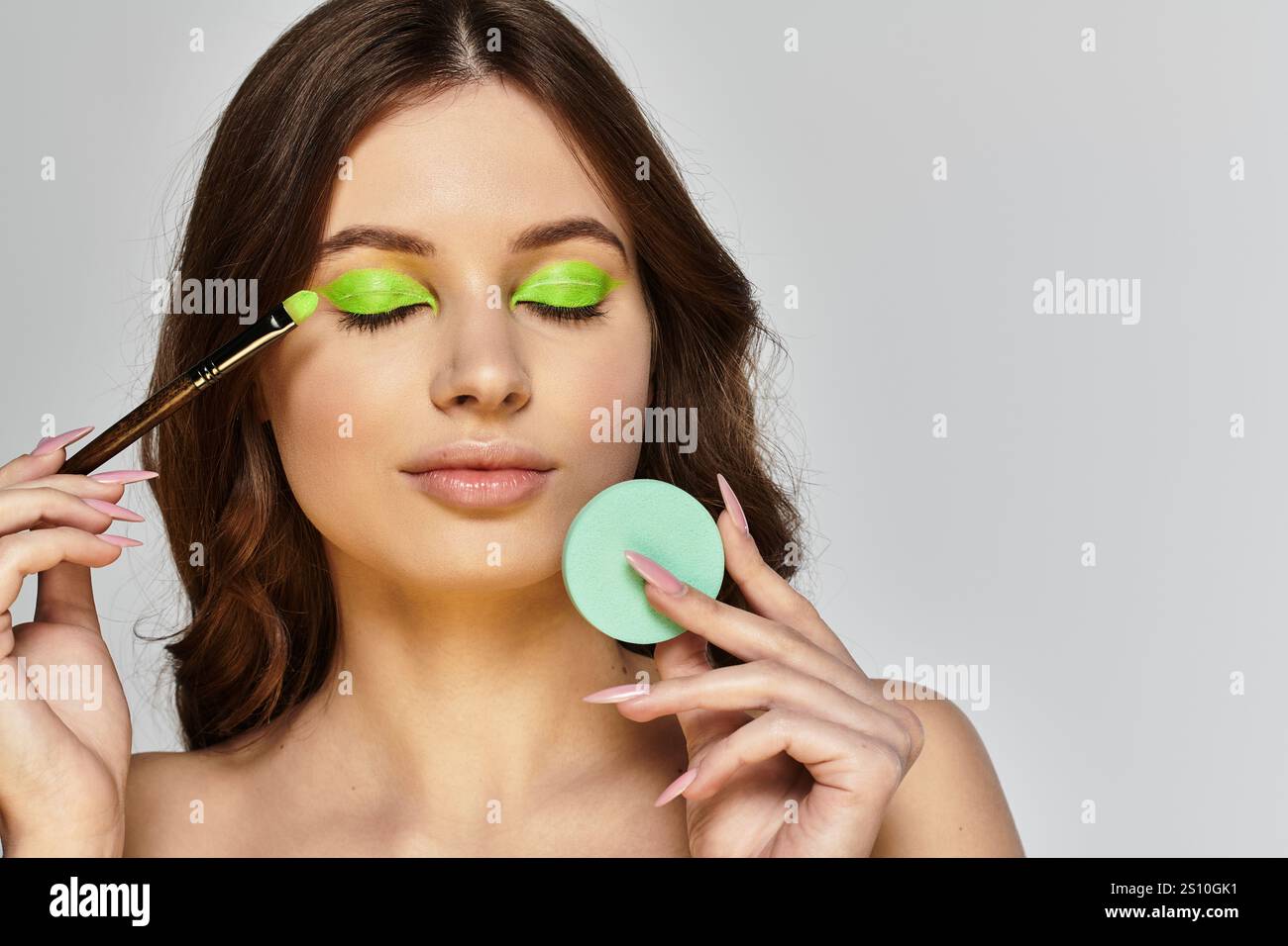 Woman applies eyeshadow model hi-res stock photography and images - Alamy